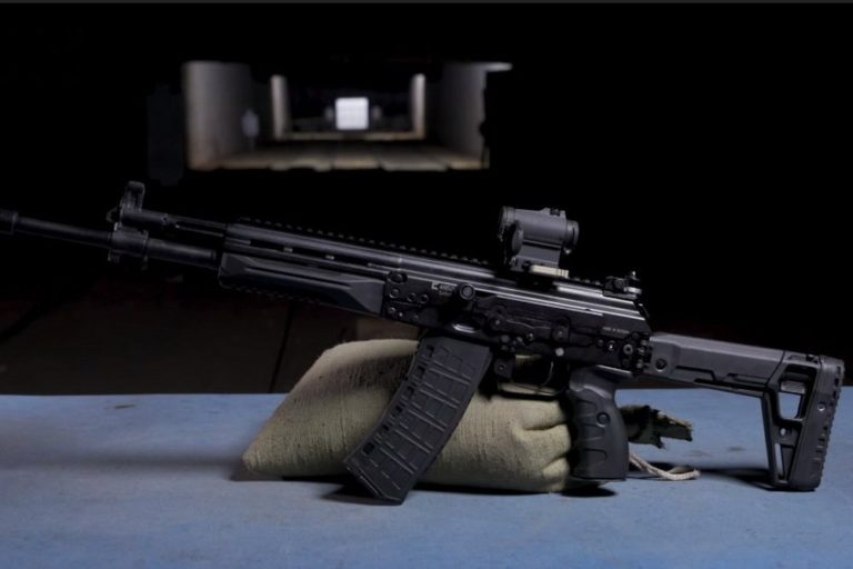 Kalashnikov apresenta a carabina AKV-521 - Mira Policial